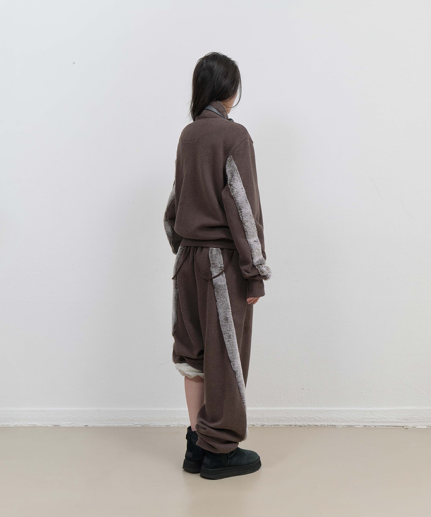 OJOS Side Fur Trim Sweatpants / Stone Brown – SeoulSeoul